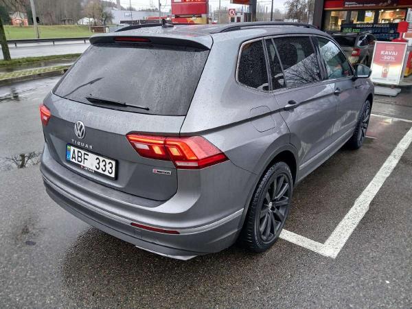 Grey Volkswagen Tiguan 2021 in Vilnius, with an engine capacity of 1.98 L and mileage of 30 thousand km for 20400 €, photo 2 on AUTOMOTO.COM.LV