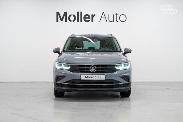 Grey Volkswagen Tiguan 2021 in Vilnius, with an engine capacity of 1.50 L and mileage of 32 thousand km for 25950 €, photo 5 on AUTOMOTO.COM.LV