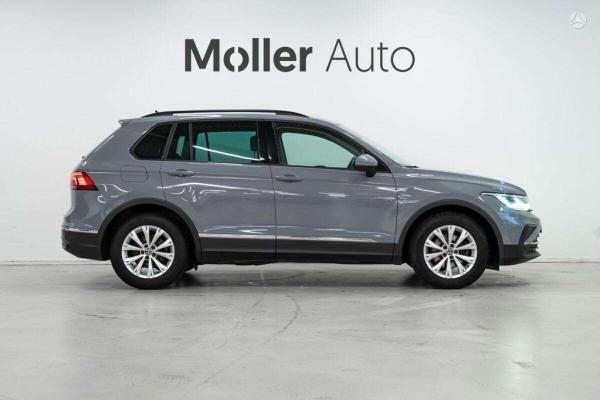 Grey Volkswagen Tiguan 2021 in Vilnius, with an engine capacity of 1.50 L and mileage of 32 thousand km for 25950 €, photo 4 on AUTOMOTO.COM.LV