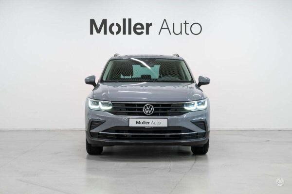 Grey Volkswagen Tiguan 2021 in Vilnius, with an engine capacity of 1.50 L and mileage of 32 thousand km for 25950 €, photo 5 on AUTOMOTO.COM.LV