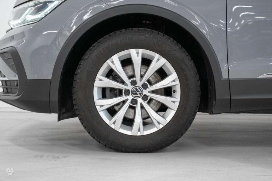 Pelēks Volkswagen Tiguan 2021 Viļņa, ar dzinēja tilpumu 1.50 L un nobraukumu 32 tūkst. km par 25950 €, foto 23 vietnē AUTOMOTO.COM.LV
