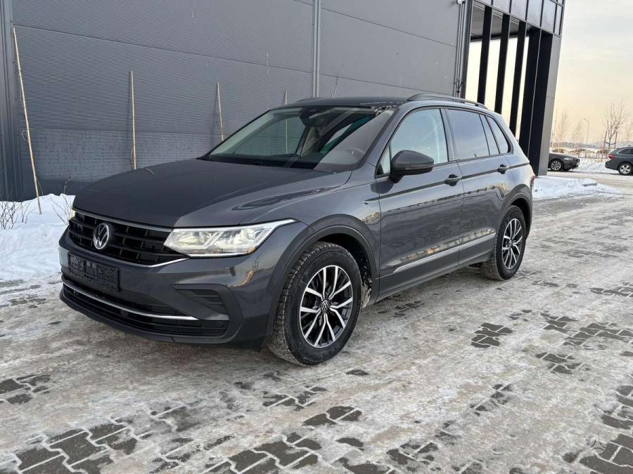 Pelēks Volkswagen Tiguan 2021 Viļņa, ar dzinēja tilpumu 1.97 L un nobraukumu 135 tūkst. km par 23700 €, foto 1 vietnē AUTOMOTO.COM.LV