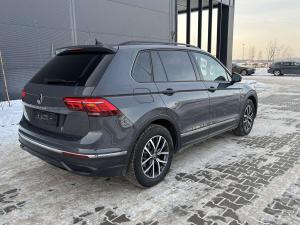 Pelēks Volkswagen Tiguan 2021 Viļņa, ar dzinēja tilpumu 1.97 L un nobraukumu 135 tūkst. km par 23700 €, foto 4 vietnē AUTOMOTO.COM.LV
