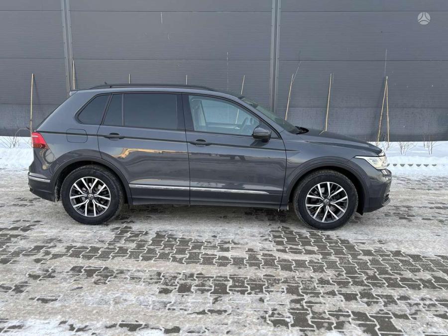 Pelēks Volkswagen Tiguan 2021 Viļņa, ar dzinēja tilpumu 1.97 L un nobraukumu 135 tūkst. km par 23700 €, foto 5 vietnē AUTOMOTO.COM.LV