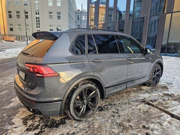 Grey Volkswagen Tiguan 2021 in Kaunas, with an engine capacity of 1.97 L and mileage of 95 thousand km for 26700 €, photo 5 on AUTOMOTO.COM.LV