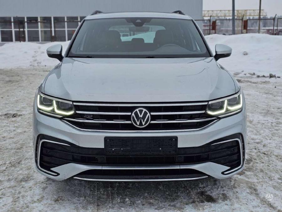 Grey Volkswagen Tiguan 2021 in Rokiskis, with an engine capacity of 1.40 L and mileage of 250 thousand km for 16950 €, photo 2 on AUTOMOTO.COM.LV
