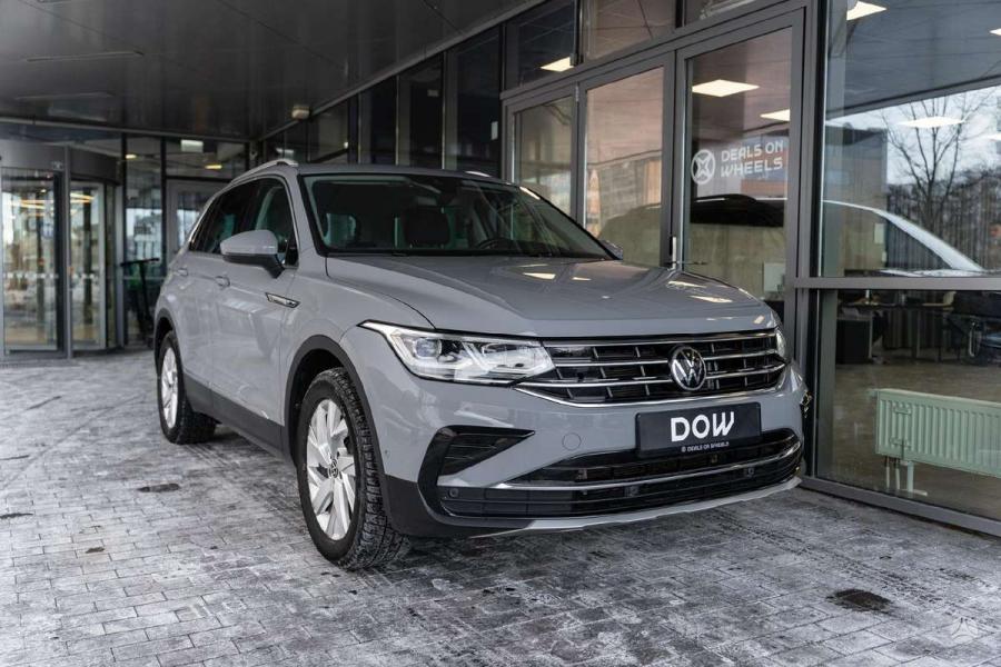 Grey Volkswagen Tiguan 2021 in Vilnius, with an engine capacity of 1.50 L and mileage of 45 thousand km for 22900 €, photo 1 on AUTOMOTO.COM.LV