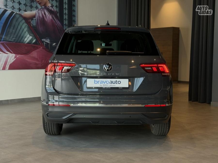 Grey Volkswagen Tiguan 2021 in Kaunas, with an engine capacity of 1.50 L and mileage of 68 thousand km for 24771 €, photo 6 on AUTOMOTO.COM.LV