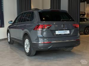 Grey Volkswagen Tiguan 2021 in Kaunas, with an engine capacity of 1.50 L and mileage of 68 thousand km for 24771 €, photo 7 on AUTOMOTO.COM.LV