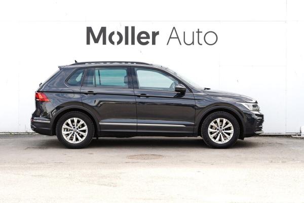 Grey Volkswagen Tiguan 2021 in Riga, with an engine capacity of 1.50 L and mileage of 167 thousand km for 16950 €, photo 5 on AUTOMOTO.COM.LV