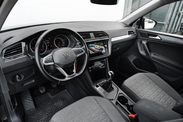 Grey Volkswagen Tiguan 2021 in Riga, with an engine capacity of 1.50 L and mileage of 167 thousand km for 16950 €, photo 7 on AUTOMOTO.COM.LV