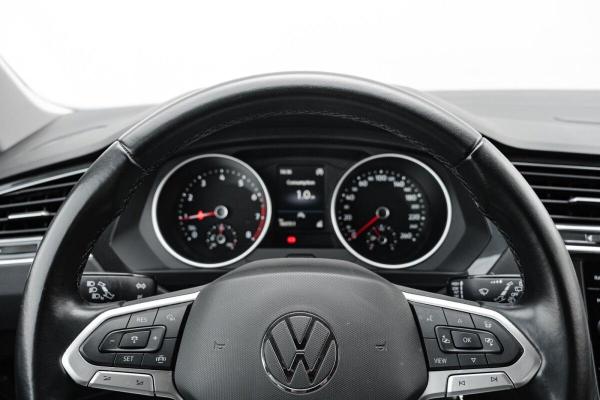 Grey Volkswagen Tiguan 2021 in Riga, with an engine capacity of 1.50 L and mileage of 167 thousand km for 16950 €, photo 9 on AUTOMOTO.COM.LV