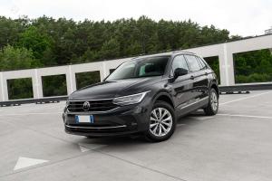 Grey Volkswagen Tiguan 2021 in Vilnius, with an engine capacity of 1.97 L and mileage of 147 thousand km for 19900 €, photo 4 on AUTOMOTO.COM.LV