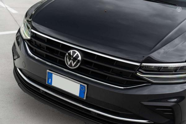 Grey Volkswagen Tiguan 2021 in Vilnius, with an engine capacity of 1.97 L and mileage of 147 thousand km for 19900 €, photo 10 on AUTOMOTO.COM.LV