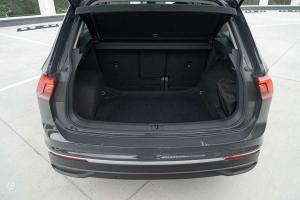 Grey Volkswagen Tiguan 2021 in Vilnius, with an engine capacity of 1.97 L and mileage of 147 thousand km for 19900 €, photo 27 on AUTOMOTO.COM.LV