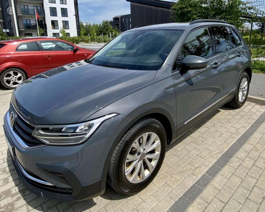 Grey Volkswagen Tiguan 2021 in Vilnius, with an engine capacity of 1.97 L and mileage of 154 thousand km for 22599 €, photo 1 on AUTOMOTO.COM.LV
