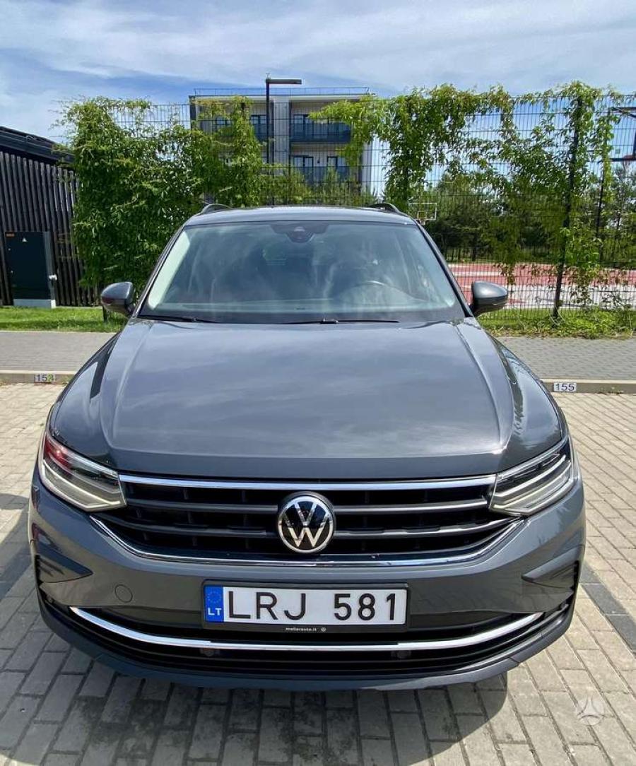 Grey Volkswagen Tiguan 2021 in Vilnius, with an engine capacity of 1.97 L and mileage of 154 thousand km for 22599 €, photo 3 on AUTOMOTO.COM.LV