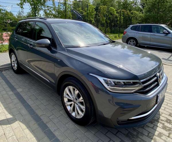 Grey Volkswagen Tiguan 2021 in Vilnius, with an engine capacity of 1.97 L and mileage of 154 thousand km for 22599 €, photo 3 on AUTOMOTO.COM.LV
