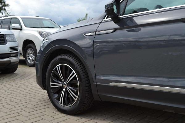 Grey Volkswagen Tiguan 2021 in Vilnius, with an engine capacity of 1.97 L and mileage of 179 thousand km for 21000 €, photo 5 on AUTOMOTO.COM.LV
