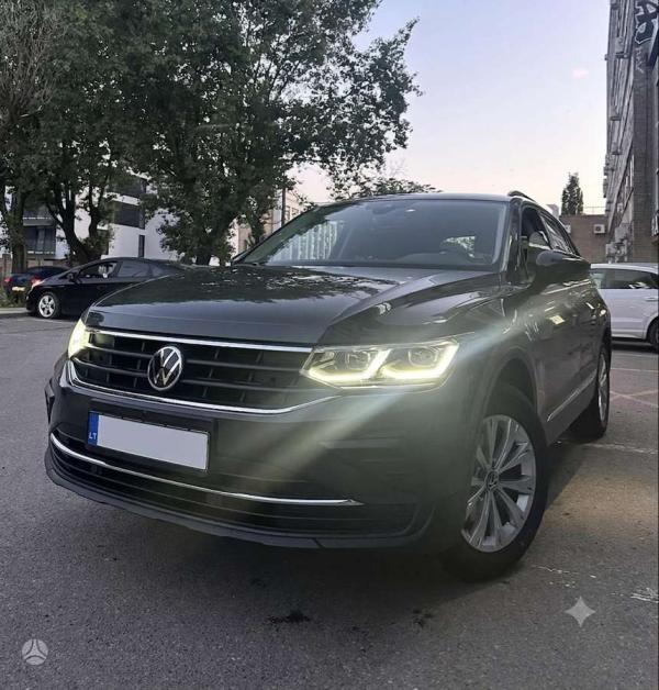 Grey Volkswagen Tiguan 2021 in Vilnius, with an engine capacity of 1.50 L and mileage of 66 thousand km for 24900 €, photo 2 on AUTOMOTO.COM.LV