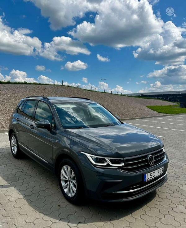 Grey Volkswagen Tiguan 2021 in Kaunas, with an engine capacity of 1.50 L and mileage of 80 thousand km for 21990 €, photo 1 on AUTOMOTO.COM.LV