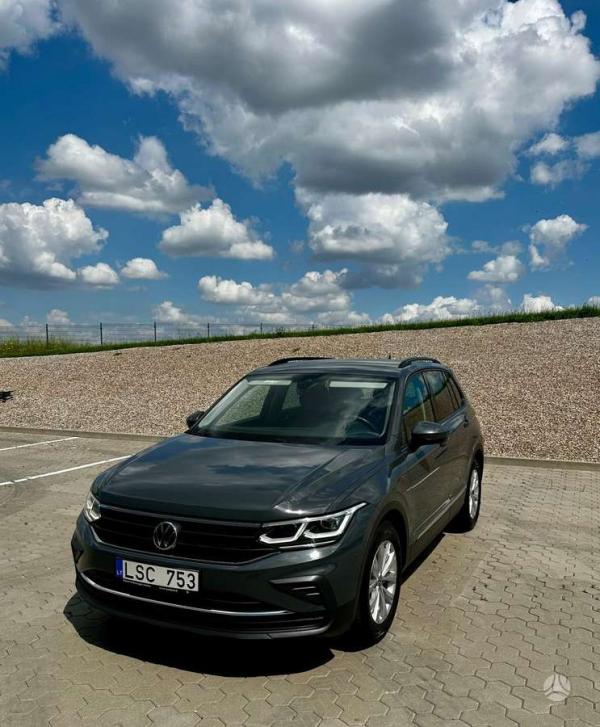 Grey Volkswagen Tiguan 2021 in Kaunas, with an engine capacity of 1.50 L and mileage of 80 thousand km for 21990 €, photo 3 on AUTOMOTO.COM.LV
