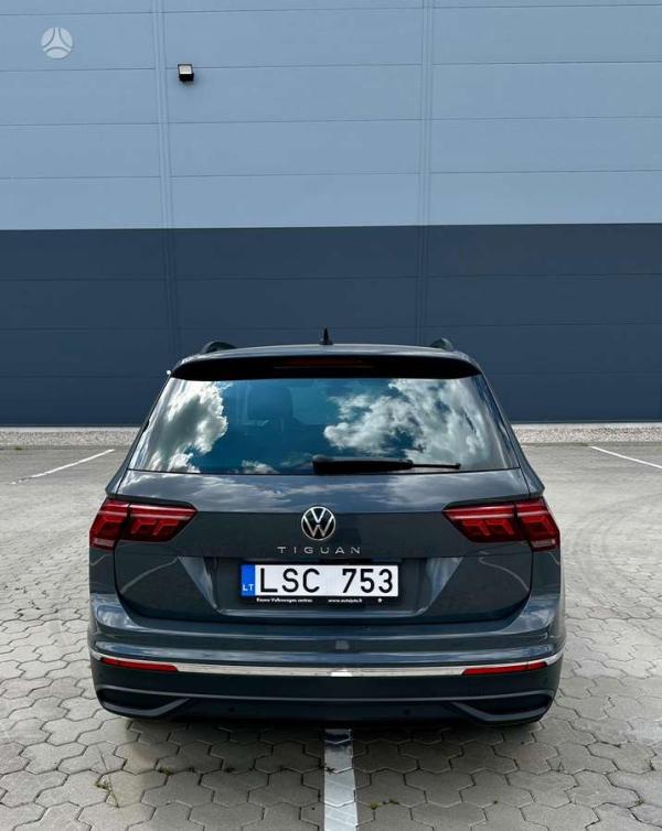 Grey Volkswagen Tiguan 2021 in Kaunas, with an engine capacity of 1.50 L and mileage of 80 thousand km for 21990 €, photo 6 on AUTOMOTO.COM.LV