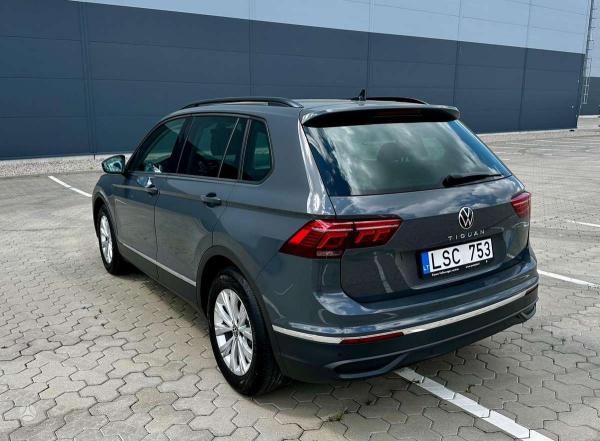 Grey Volkswagen Tiguan 2021 in Kaunas, with an engine capacity of 1.50 L and mileage of 80 thousand km for 21990 €, photo 7 on AUTOMOTO.COM.LV