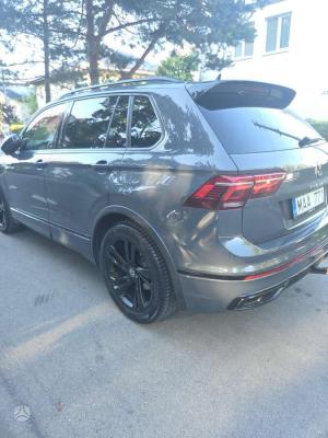 Grey Volkswagen Tiguan 2021 in Vilnius, with an engine capacity of 1.50 L and mileage of 163 thousand km for 26500 €, photo 5 on AUTOMOTO.COM.LV