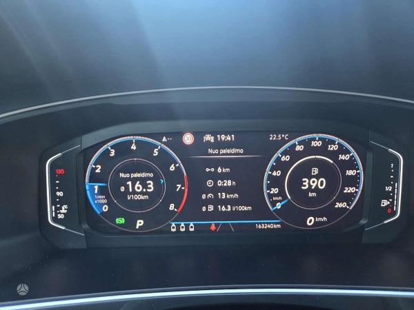 Grey Volkswagen Tiguan 2021 in Vilnius, with an engine capacity of 1.50 L and mileage of 163 thousand km for 26500 €, photo 8 on AUTOMOTO.COM.LV