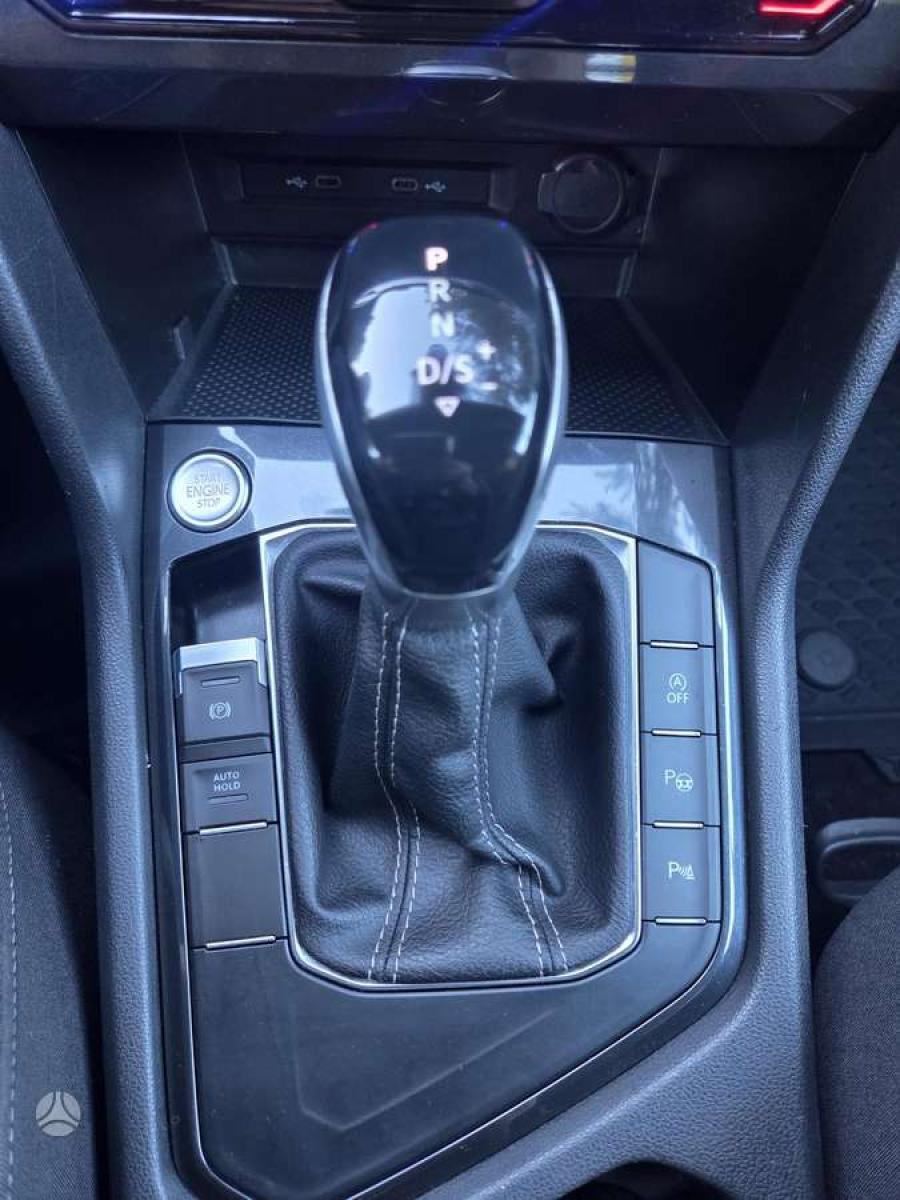 Grey Volkswagen Tiguan 2021 in Vilnius, with an engine capacity of 1.50 L and mileage of 163 thousand km for 26500 €, photo 12 on AUTOMOTO.COM.LV