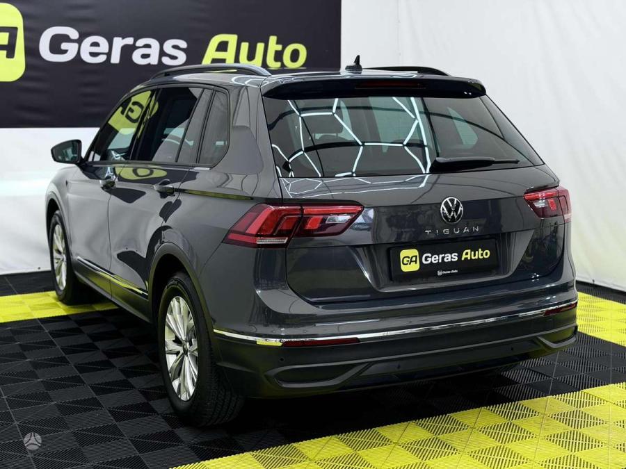 Pelēks Volkswagen Tiguan 2021 Viļņa, ar dzinēja tilpumu 1.97 L un nobraukumu 155 tūkst. km par 23500 €, foto 5 vietnē AUTOMOTO.COM.LV