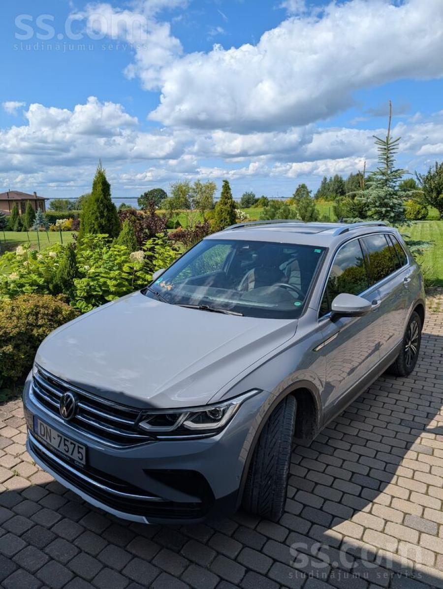 Grey Volkswagen Tiguan 2021 in Ogre, with an engine capacity of 2.00 L and mileage of 122 thousand km for 25500 €, photo 1 on AUTOMOTO.COM.LV