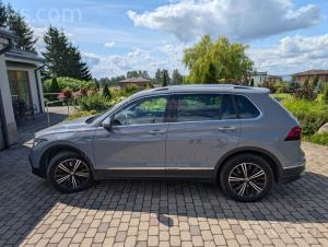 Grey Volkswagen Tiguan 2021 in Ogre, with an engine capacity of 2.00 L and mileage of 122 thousand km for 25500 €, photo 4 on AUTOMOTO.COM.LV