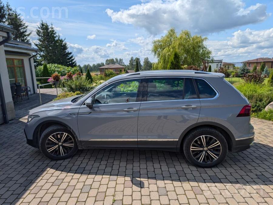 Grey Volkswagen Tiguan 2021 in Ogre, with an engine capacity of 2.00 L and mileage of 122 thousand km for 25500 €, photo 4 on AUTOMOTO.COM.LV