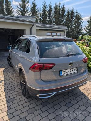 Grey Volkswagen Tiguan 2021 in Ogre, with an engine capacity of 2.00 L and mileage of 122 thousand km for 25500 €, photo 5 on AUTOMOTO.COM.LV
