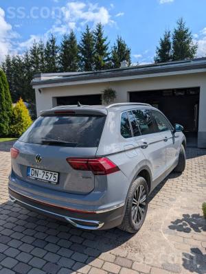 Grey Volkswagen Tiguan 2021 in Ogre, with an engine capacity of 2.00 L and mileage of 122 thousand km for 25500 €, photo 6 on AUTOMOTO.COM.LV
