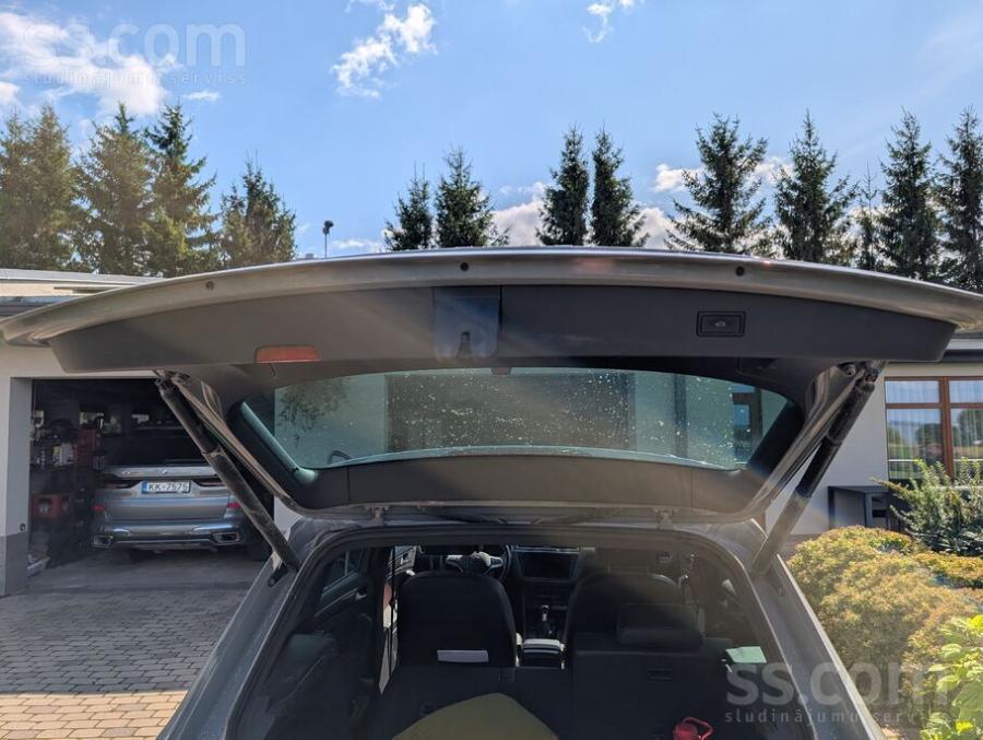 Grey Volkswagen Tiguan 2021 in Ogre, with an engine capacity of 2.00 L and mileage of 122 thousand km for 25500 €, photo 7 on AUTOMOTO.COM.LV