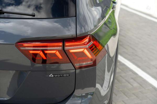 Grey Volkswagen Tiguan 2021 in Vilnius, with an engine capacity of 1.97 L and mileage of 281 thousand km for 23900 €, photo 9 on AUTOMOTO.COM.LV