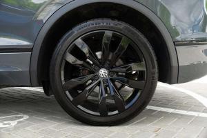 Grey Volkswagen Tiguan 2021 in Vilnius, with an engine capacity of 1.97 L and mileage of 281 thousand km for 23900 €, photo 13 on AUTOMOTO.COM.LV