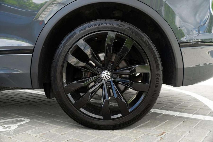 Grey Volkswagen Tiguan 2021 in Vilnius, with an engine capacity of 1.97 L and mileage of 281 thousand km for 23900 €, photo 13 on AUTOMOTO.COM.LV