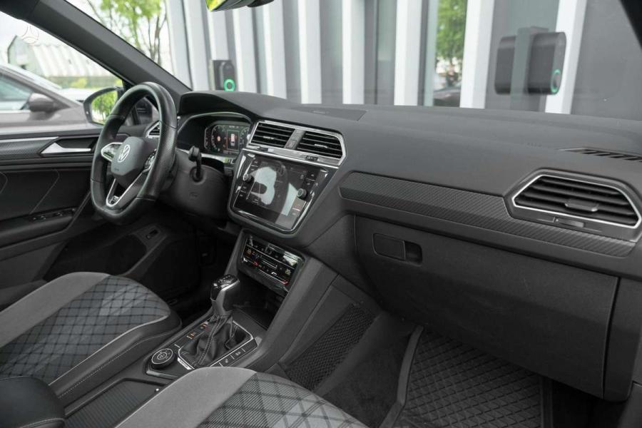 Grey Volkswagen Tiguan 2021 in Vilnius, with an engine capacity of 1.97 L and mileage of 281 thousand km for 23900 €, photo 19 on AUTOMOTO.COM.LV