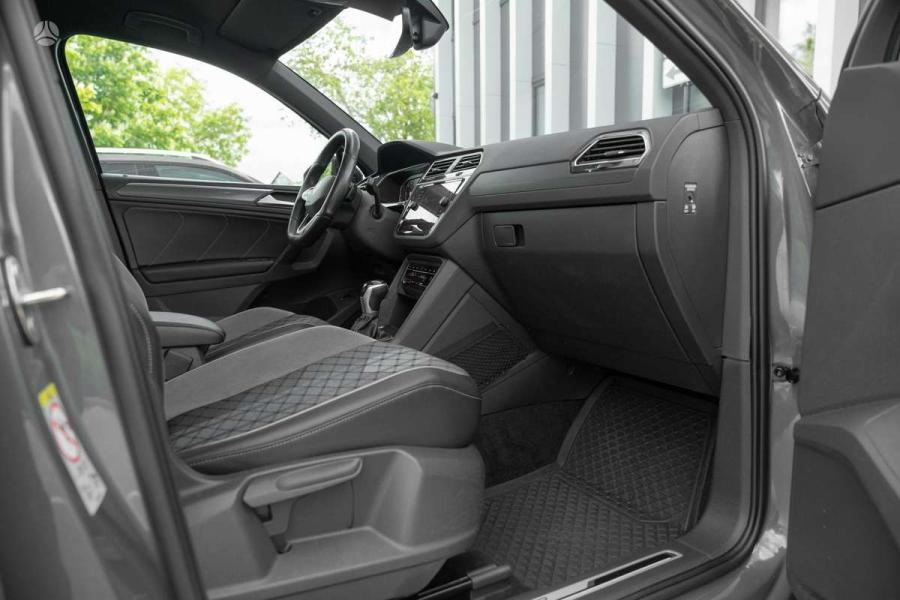 Grey Volkswagen Tiguan 2021 in Vilnius, with an engine capacity of 1.97 L and mileage of 281 thousand km for 23900 €, photo 20 on AUTOMOTO.COM.LV