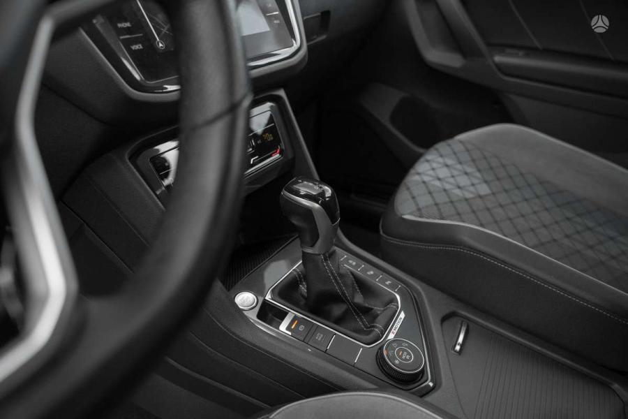 Grey Volkswagen Tiguan 2021 in Vilnius, with an engine capacity of 1.97 L and mileage of 281 thousand km for 23900 €, photo 34 on AUTOMOTO.COM.LV