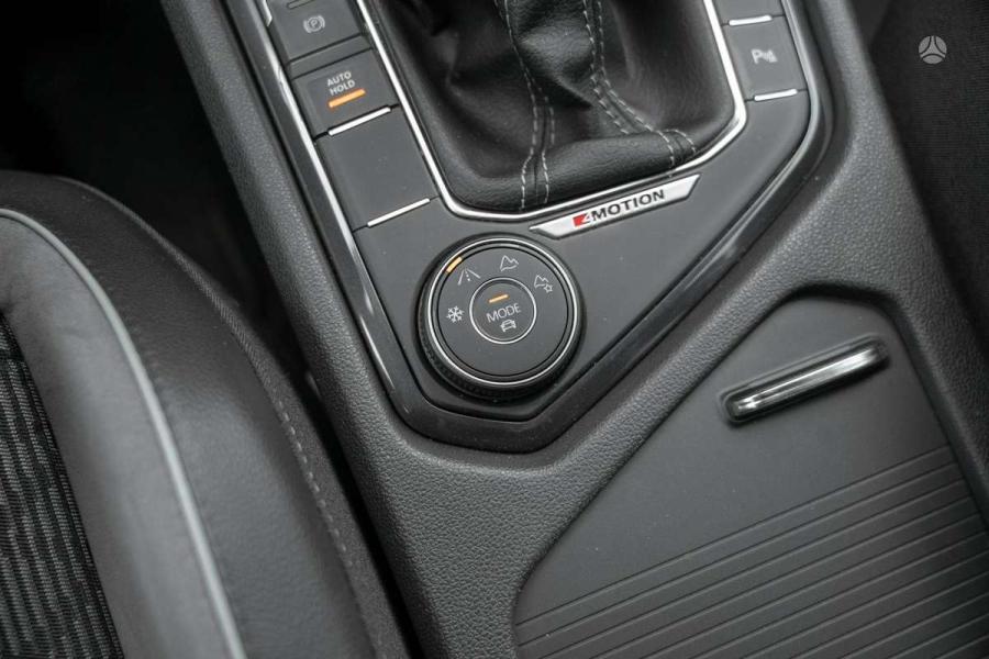 Grey Volkswagen Tiguan 2021 in Vilnius, with an engine capacity of 1.97 L and mileage of 281 thousand km for 23900 €, photo 35 on AUTOMOTO.COM.LV