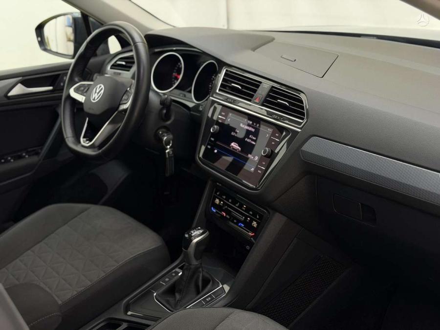 Grey Volkswagen Tiguan 2021 in Vilnius, with an engine capacity of 1.97 L and mileage of 155 thousand km for 23500 €, photo 16 on AUTOMOTO.COM.LV