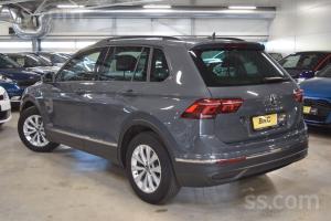 Grey Volkswagen Tiguan 2021 in Riga, with an engine capacity of 1.50 L and mileage of 54 thousand km for 22000 €, photo 3 on AUTOMOTO.COM.LV