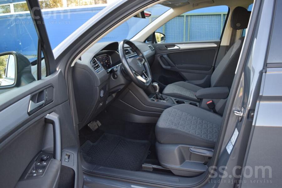 Grey Volkswagen Tiguan 2021 in Riga, with an engine capacity of 1.50 L and mileage of 54 thousand km for 22000 €, photo 4 on AUTOMOTO.COM.LV