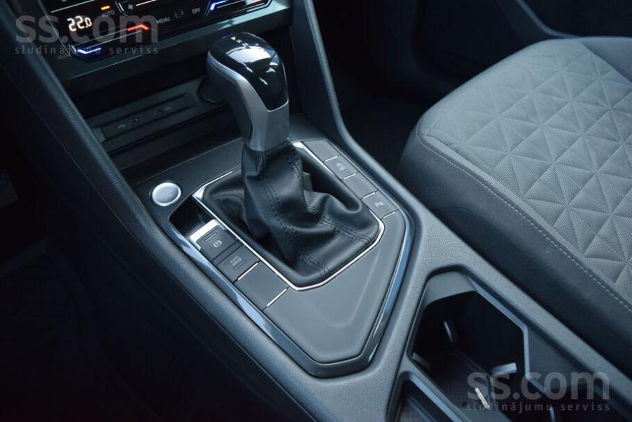 Grey Volkswagen Tiguan 2021 in Riga, with an engine capacity of 1.50 L and mileage of 54 thousand km for 22000 €, photo 6 on AUTOMOTO.COM.LV