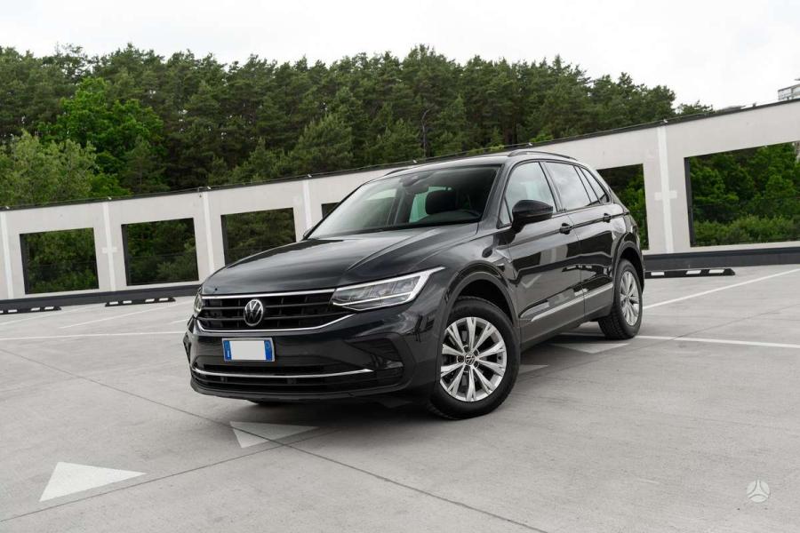 Grey Volkswagen Tiguan 2021 in Vilnius, with an engine capacity of 1.97 L and mileage of 147 thousand km for 18200 €, photo 1 on AUTOMOTO.COM.LV